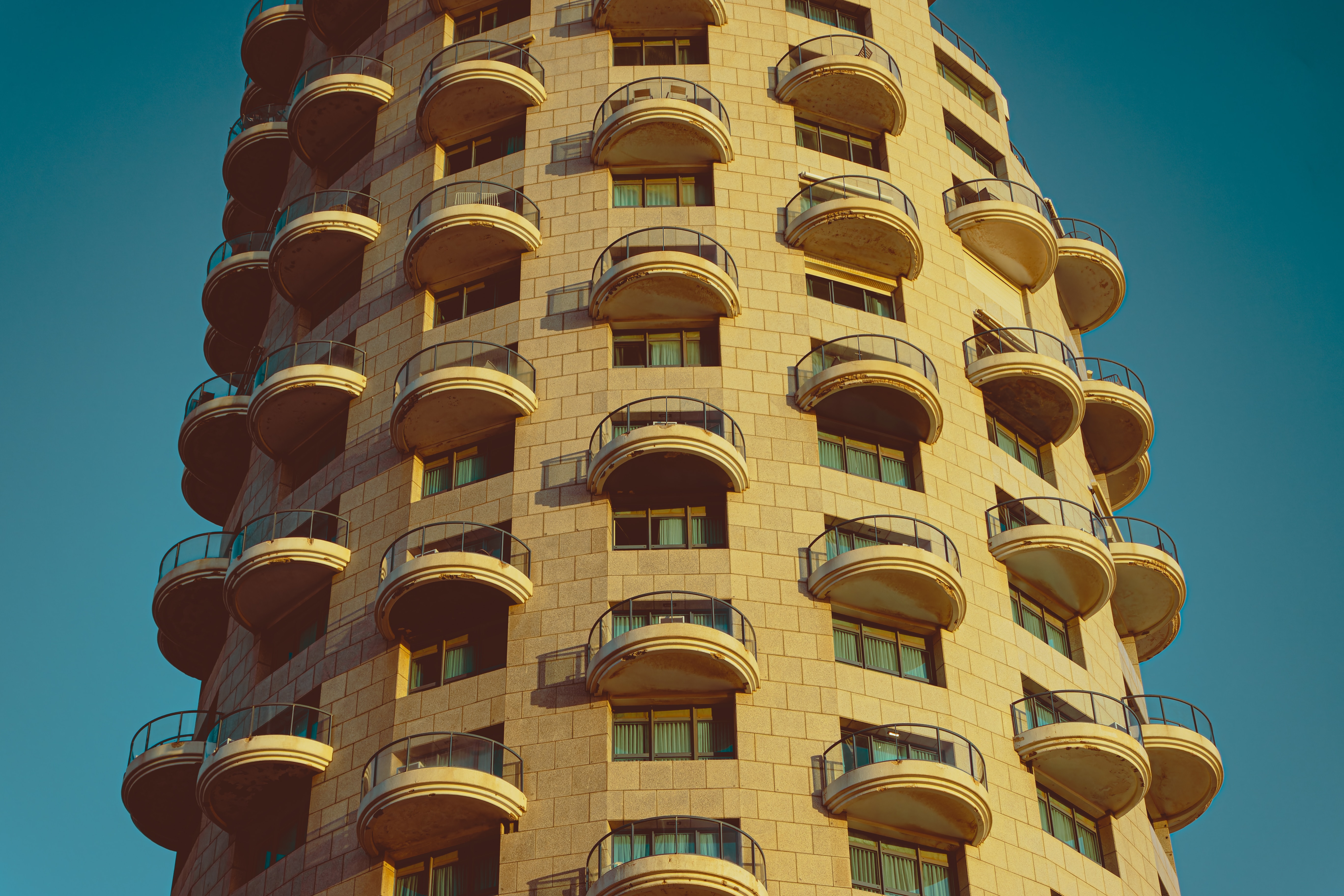 Generating visual content using AI - ICP